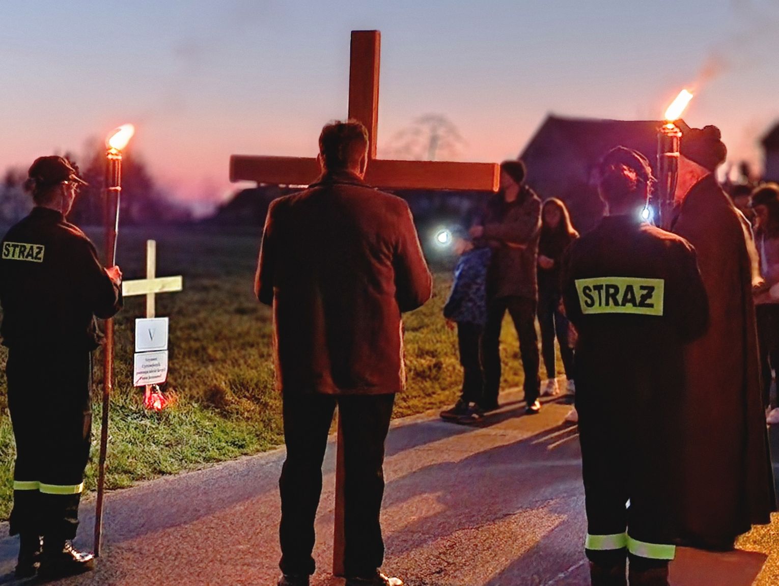 Droga Krzyżowa ulicami Walec – wierni przeszli wspólnie szlakiem Męki ...